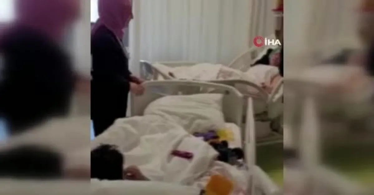 Hatay’da 36 saat sonra enkaz altından çıkarılan anne oğlu Bekir’e ... Hatay’da 36 saat sonra enkaz altından çıkarılan anne oğlu Bekir’e ...