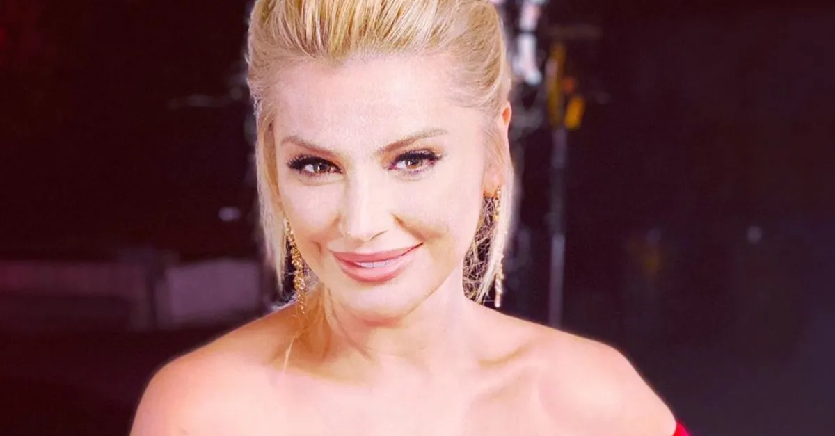 Songül Karlı vücudunu saran derin göğüs dekolteli elbisesiyle şov yaptı ...