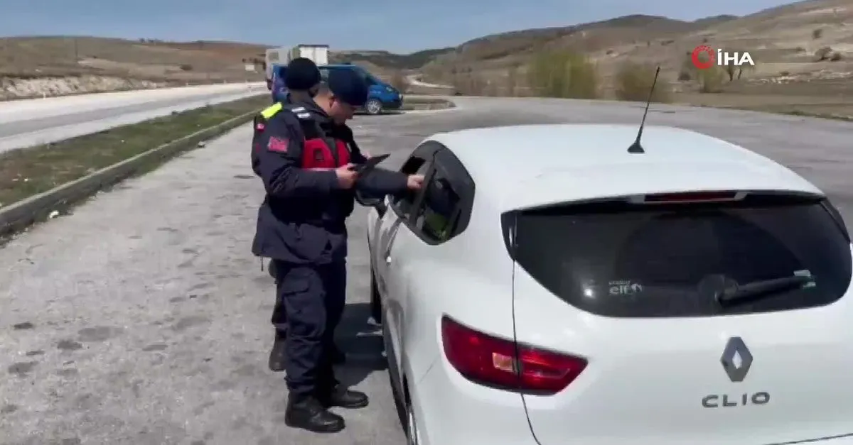 Afyonkarahisar’da jandarma tarafından sürücülere yönelik dron destekli ... Afyonkarahisar’da jandarma tarafından sürücülere yönelik dron destekli ...