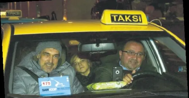 Burak Hakkı, yeni yılı oğlu Rüzgar ve aşkı Hara Pappa ile karşlıladı