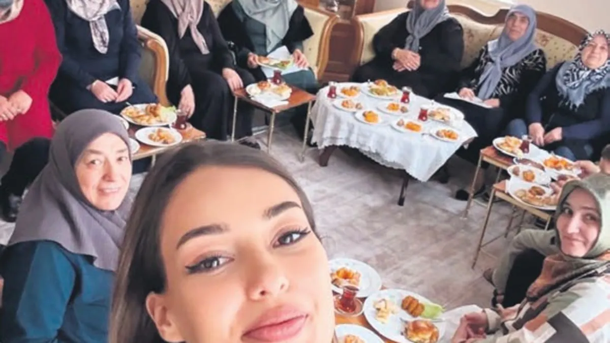 Anneannesinin altın gününe katılan Dilan’dan aile pozu!