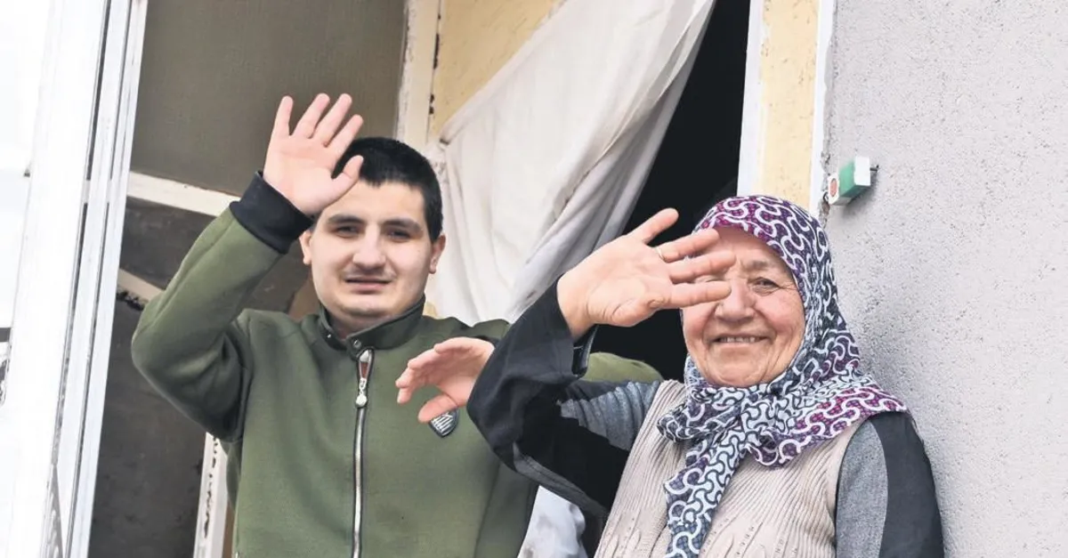 Anne ve babası tarafından terk edilen Emre’yi yanına alan Zeynep teyze ...